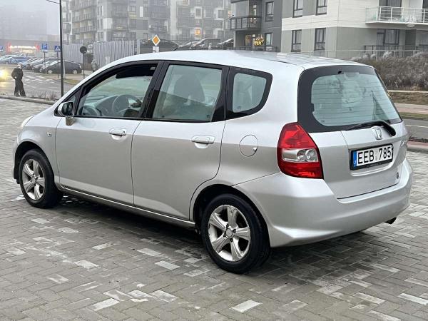Grey Honda Jazz 2005 in Vilnius, with an engine capacity of 1.24 L and mileage of 280 thousand km for 650 €, photo 3 on AUTOMOTO.COM.LV