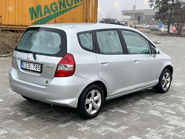Grey Honda Jazz 2005 in Vilnius, with an engine capacity of 1.24 L and mileage of 280 thousand km for 650 €, photo 4 on AUTOMOTO.COM.LV