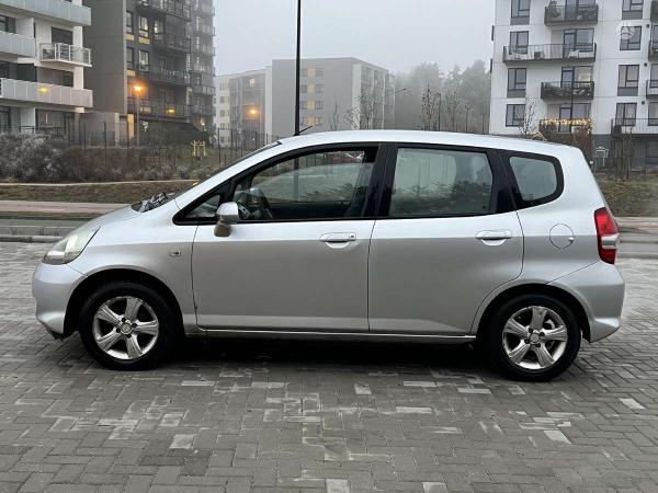 Grey Honda Jazz 2005 in Vilnius, with an engine capacity of 1.24 L and mileage of 280 thousand km for 650 €, photo 5 on AUTOMOTO.COM.LV