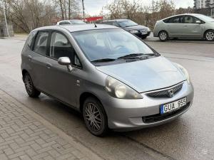 Pelēks Honda Jazz 2005 Viļņa, ar dzinēja tilpumu 1.24 L un nobraukumu 180 tūkst. km par 500 €, foto  vietnē AUTOMOTO.COM.LV