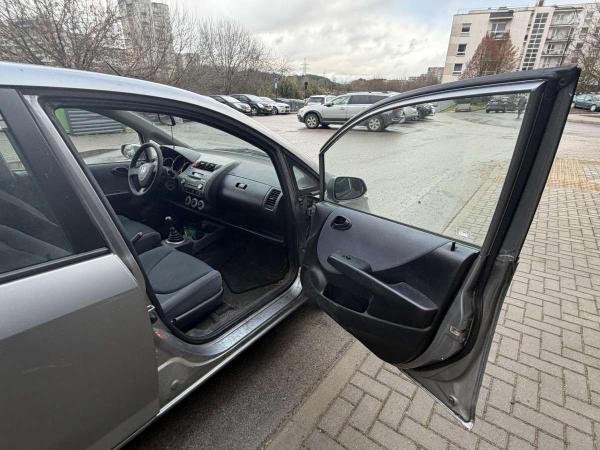 Grey Honda Jazz 2005 in Vilnius, with an engine capacity of 1.24 L and mileage of 180 thousand km for 550 €, photo 7 on AUTOMOTO.COM.LV
