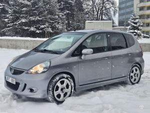 Pelēks Honda Jazz 2005 Viļņa, ar dzinēja tilpumu 1.34 L un nobraukumu 190 tūkst. km par 2200 €, foto  vietnē AUTOMOTO.COM.LV