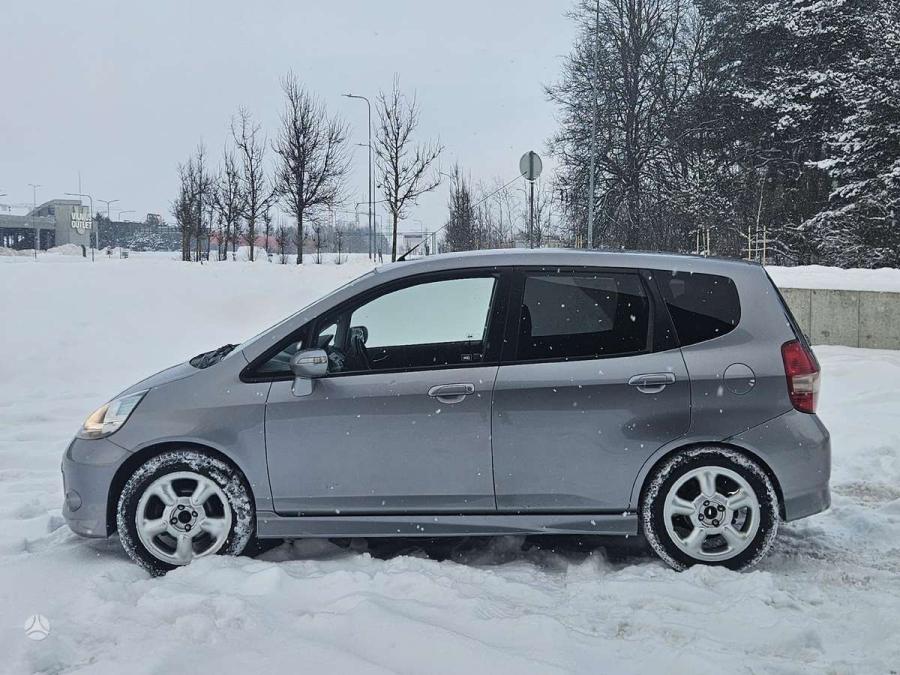 Grey Honda Jazz 2005 in Vilnius, with an engine capacity of 1.34 L and mileage of 190 thousand km for 2200 €, photo 2 on AUTOMOTO.COM.LV
