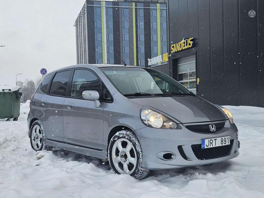 Grey Honda Jazz 2005 in Vilnius, with an engine capacity of 1.34 L and mileage of 190 thousand km for 2200 €, photo 4 on AUTOMOTO.COM.LV