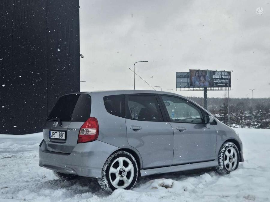 Grey Honda Jazz 2005 in Vilnius, with an engine capacity of 1.34 L and mileage of 190 thousand km for 2200 €, photo 6 on AUTOMOTO.COM.LV