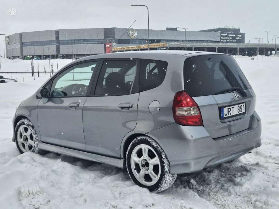 Grey Honda Jazz 2005 in Vilnius, with an engine capacity of 1.34 L and mileage of 190 thousand km for 2200 €, photo 8 on AUTOMOTO.COM.LV