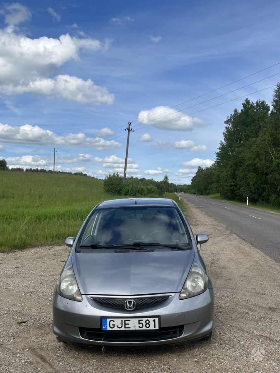 Pelēks Honda Jazz 2005 Viļņa, ar dzinēja tilpumu 1.24 L un nobraukumu 315 tūkst. km par 1000 €, foto 1 vietnē AUTOMOTO.COM.LV