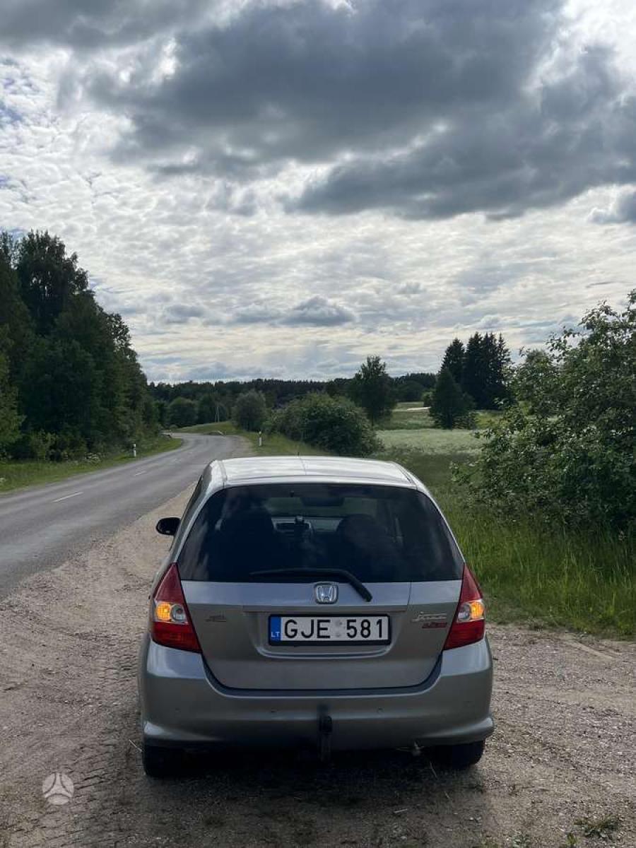 Pelēks Honda Jazz 2005 Viļņa, ar dzinēja tilpumu 1.24 L un nobraukumu 315 tūkst. km par 1000 €, foto 4 vietnē AUTOMOTO.COM.LV