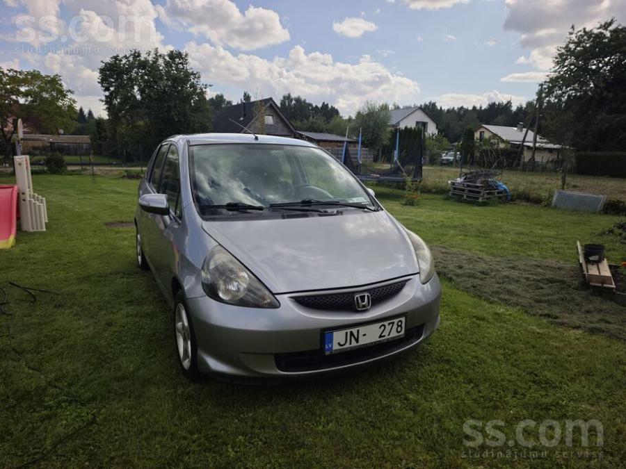 Pelēks Honda Jazz 2005 Rīga, ar dzinēja tilpumu 1.30 L un nobraukumu 206 tūkst. km par 1700 €, foto 1 vietnē AUTOMOTO.COM.LV