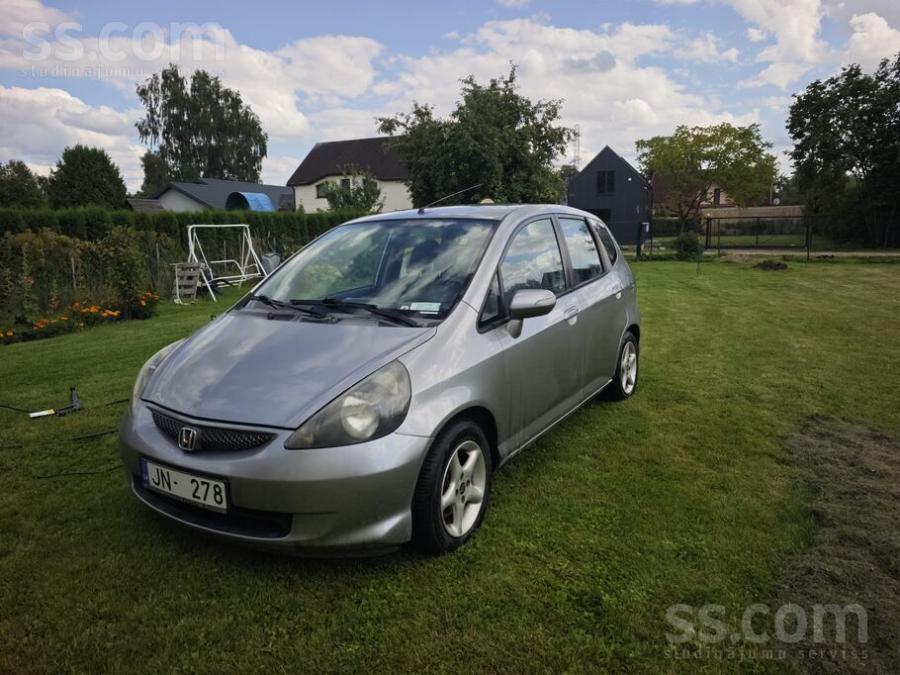 Pelēks Honda Jazz 2005 Rīga, ar dzinēja tilpumu 1.30 L un nobraukumu 206 tūkst. km par 1700 €, foto 3 vietnē AUTOMOTO.COM.LV