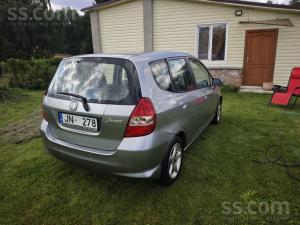 Pelēks Honda Jazz 2005 Rīga, ar dzinēja tilpumu 1.30 L un nobraukumu 206 tūkst. km par 1700 €, foto 4 vietnē AUTOMOTO.COM.LV