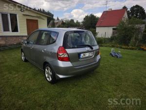 Pelēks Honda Jazz 2005 Rīga, ar dzinēja tilpumu 1.30 L un nobraukumu 206 tūkst. km par 1700 €, foto 5 vietnē AUTOMOTO.COM.LV