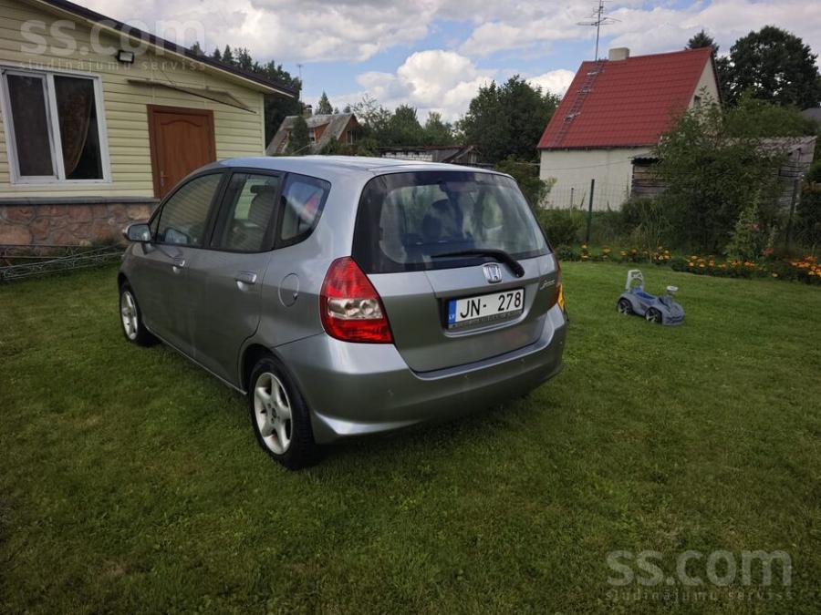 Pelēks Honda Jazz 2005 Rīga, ar dzinēja tilpumu 1.30 L un nobraukumu 206 tūkst. km par 1700 €, foto 5 vietnē AUTOMOTO.COM.LV