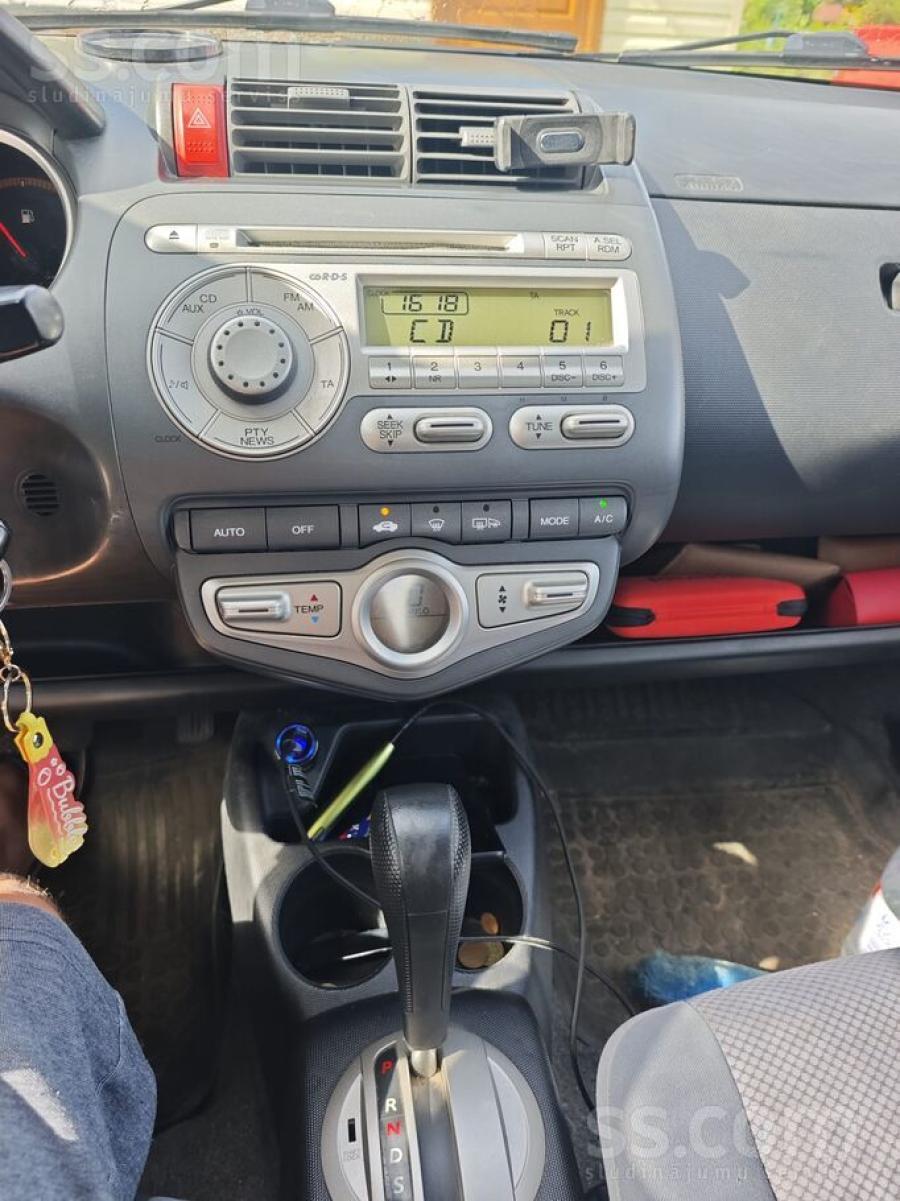 Pelēks Honda Jazz 2005 Rīga, ar dzinēja tilpumu 1.30 L un nobraukumu 206 tūkst. km par 1700 €, foto 7 vietnē AUTOMOTO.COM.LV