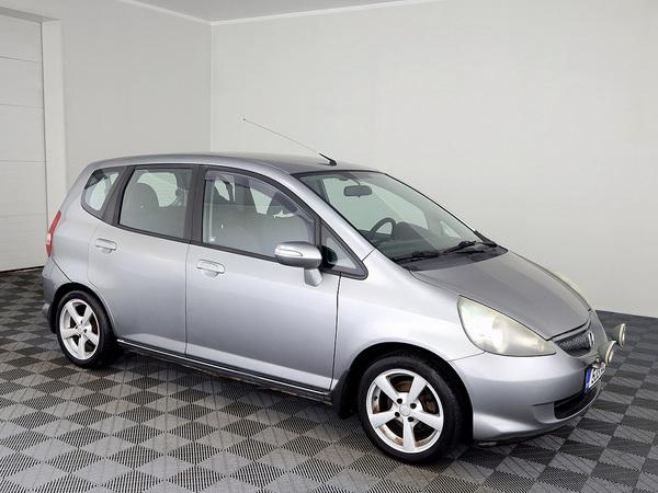 Grey Honda Jazz 2005 in Tallinn, with an engine capacity of 1.30 L and mileage of 164 thousand km for 599 €, photo 1 on AUTOMOTO.COM.LV