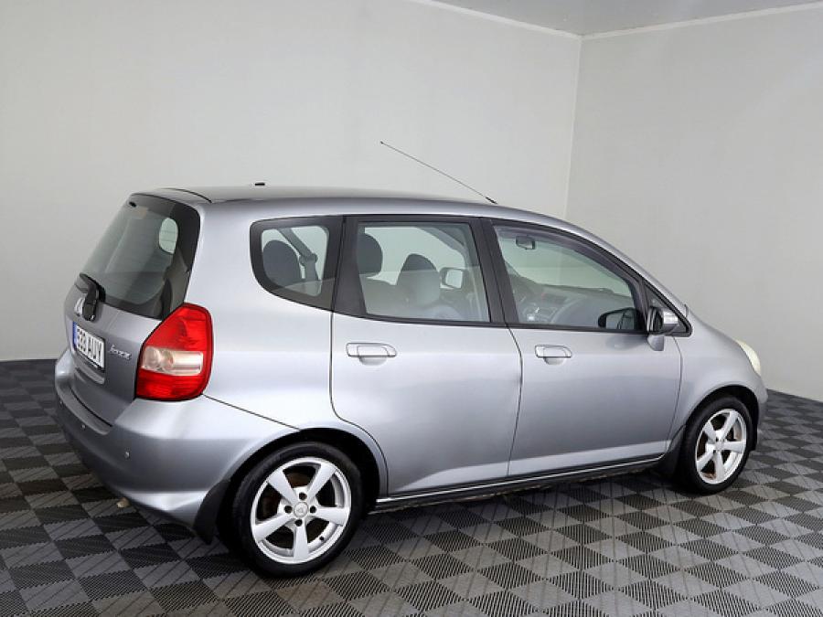 Pelēks Honda Jazz 2005 Tallina, ar dzinēja tilpumu 1.30 L un nobraukumu 164 tūkst. km par 599 €, foto 4 vietnē AUTOMOTO.COM.LV