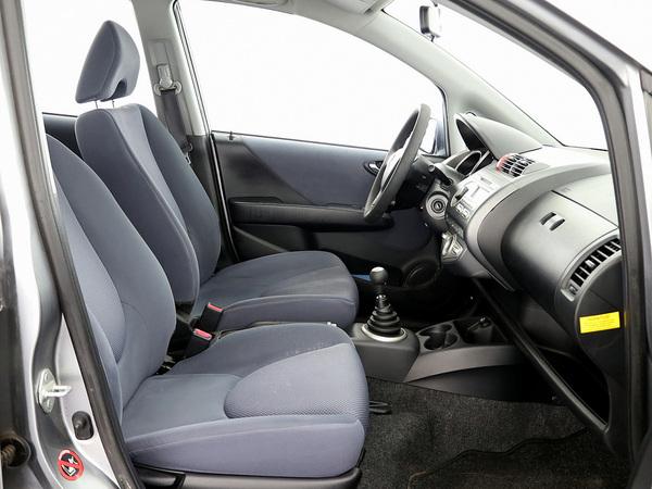 Grey Honda Jazz 2005 in Tallinn, with an engine capacity of 1.30 L and mileage of 164 thousand km for 599 €, photo 6 on AUTOMOTO.COM.LV