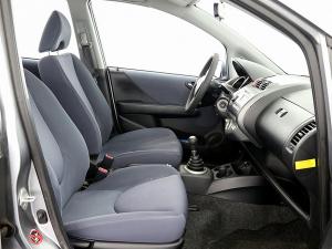 Pelēks Honda Jazz 2005 Tallina, ar dzinēja tilpumu 1.30 L un nobraukumu 164 tūkst. km par 599 €, foto 7 vietnē AUTOMOTO.COM.LV