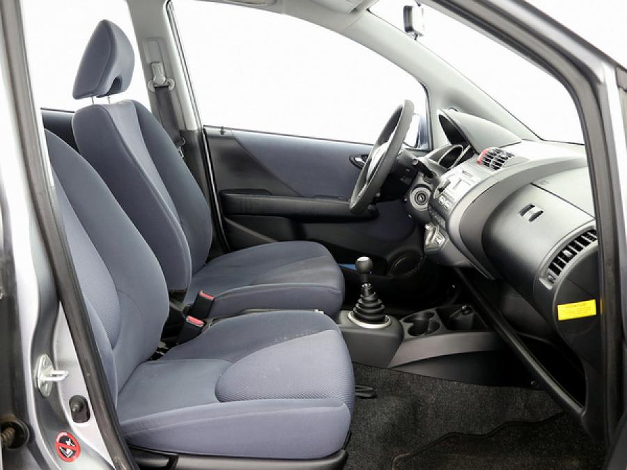 Pelēks Honda Jazz 2005 Tallina, ar dzinēja tilpumu 1.30 L un nobraukumu 164 tūkst. km par 599 €, foto 7 vietnē AUTOMOTO.COM.LV