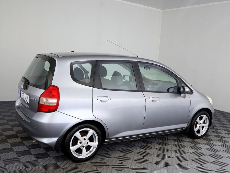 Pelēks Honda Jazz 2005 Tallina, ar dzinēja tilpumu 1.30 L un nobraukumu 164 tūkst. km par 599 €, foto 11 vietnē AUTOMOTO.COM.LV