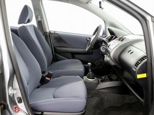 Pelēks Honda Jazz 2005 Tallina, ar dzinēja tilpumu 1.30 L un nobraukumu 164 tūkst. km par 599 €, foto 14 vietnē AUTOMOTO.COM.LV