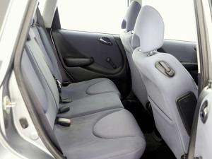 Pelēks Honda Jazz 2005 Tallina, ar dzinēja tilpumu 1.30 L un nobraukumu 164 tūkst. km par 599 €, foto 15 vietnē AUTOMOTO.COM.LV