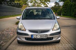 Grey Honda Jazz 2005 in Riga, with an engine capacity of 1.40 L and mileage of 202 thousand km for 1590 €, photo 3 on AUTOMOTO.COM.LV