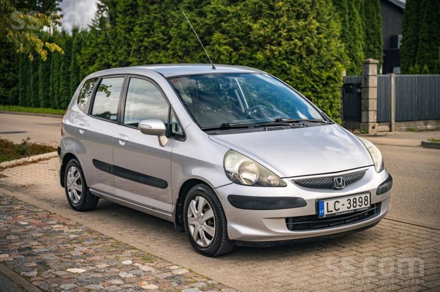 Grey Honda Jazz 2005 in Riga, with an engine capacity of 1.40 L and mileage of 202 thousand km for 1590 €, photo 4 on AUTOMOTO.COM.LV