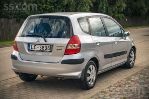 Grey Honda Jazz 2005 in Riga, with an engine capacity of 1.40 L and mileage of 202 thousand km for 1590 €, photo 5 on AUTOMOTO.COM.LV
