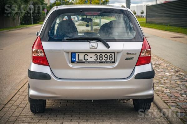Grey Honda Jazz 2005 in Riga, with an engine capacity of 1.40 L and mileage of 202 thousand km for 1590 €, photo 5 on AUTOMOTO.COM.LV