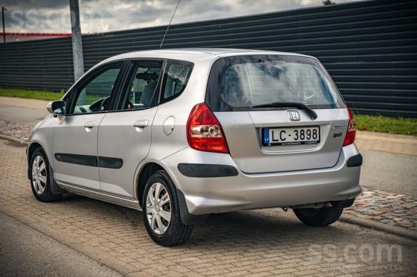 Grey Honda Jazz 2005 in Riga, with an engine capacity of 1.40 L and mileage of 202 thousand km for 1590 €, photo 6 on AUTOMOTO.COM.LV