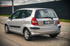 Grey Honda Jazz 2005 in Riga, with an engine capacity of 1.40 L and mileage of 202 thousand km for 1590 €, photo 7 on AUTOMOTO.COM.LV