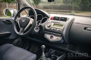Grey Honda Jazz 2005 in Riga, with an engine capacity of 1.40 L and mileage of 202 thousand km for 1590 €, photo 8 on AUTOMOTO.COM.LV