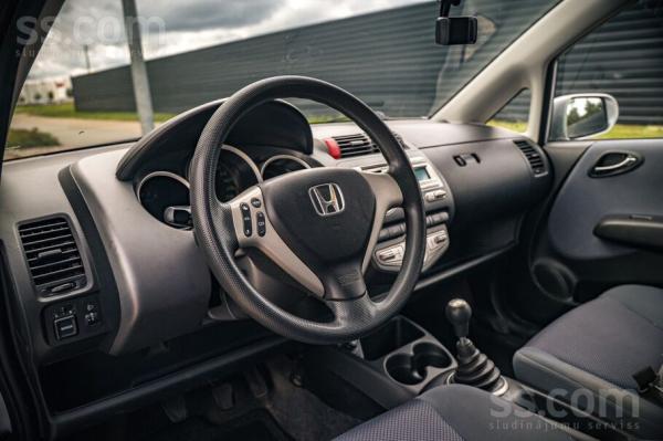 Grey Honda Jazz 2005 in Riga, with an engine capacity of 1.40 L and mileage of 202 thousand km for 1590 €, photo 9 on AUTOMOTO.COM.LV