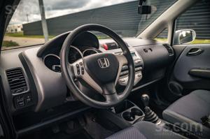 Grey Honda Jazz 2005 in Riga, with an engine capacity of 1.40 L and mileage of 202 thousand km for 1590 €, photo 10 on AUTOMOTO.COM.LV
