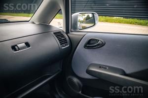Grey Honda Jazz 2005 in Riga, with an engine capacity of 1.40 L and mileage of 202 thousand km for 1590 €, photo 14 on AUTOMOTO.COM.LV