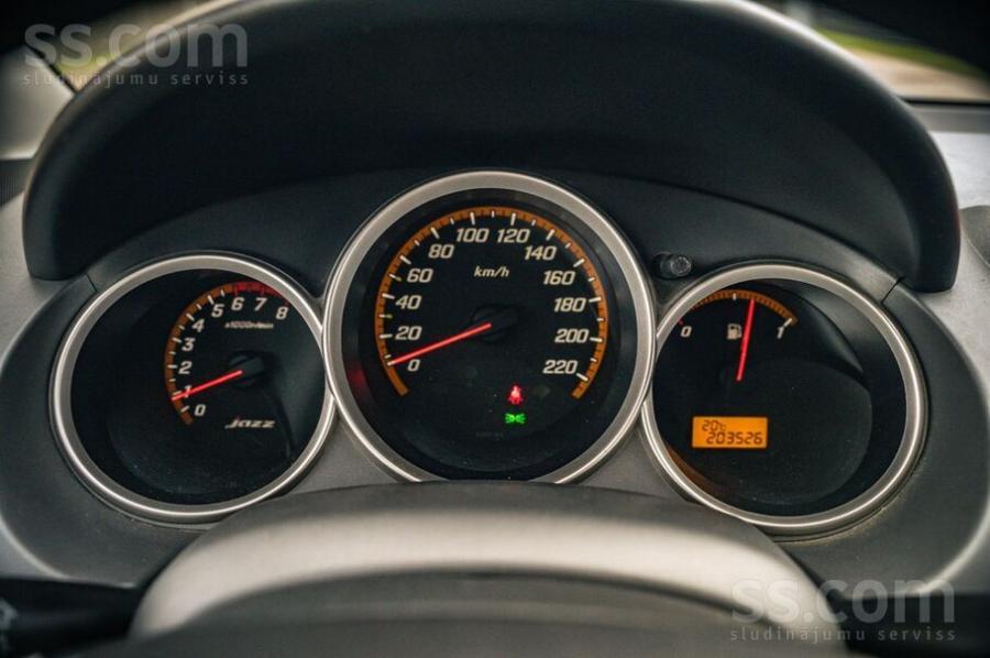 Grey Honda Jazz 2005 in Riga, with an engine capacity of 1.40 L and mileage of 202 thousand km for 1590 €, photo 17 on AUTOMOTO.COM.LV