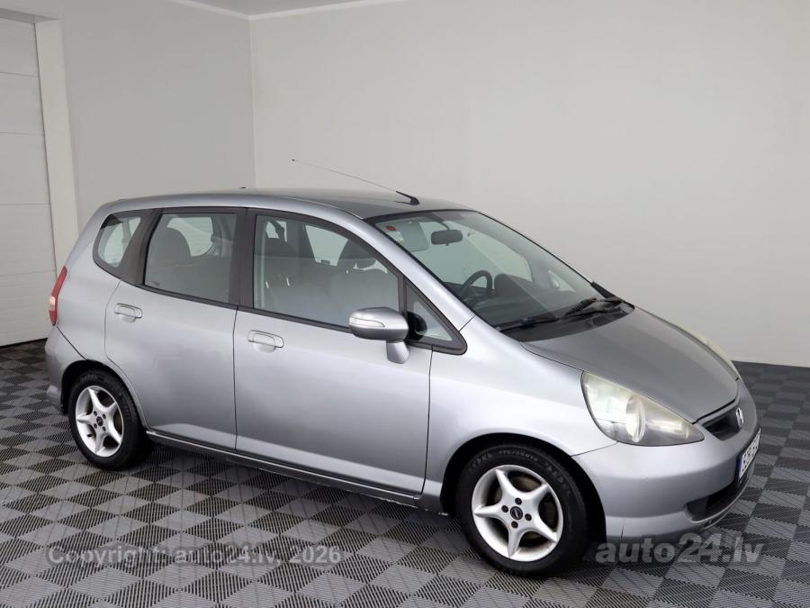 Grey Honda Jazz 2005 in Tallinn, with an engine capacity of 1.30 L and mileage of 174 thousand km for 799 €, photo 1 on AUTOMOTO.COM.LV