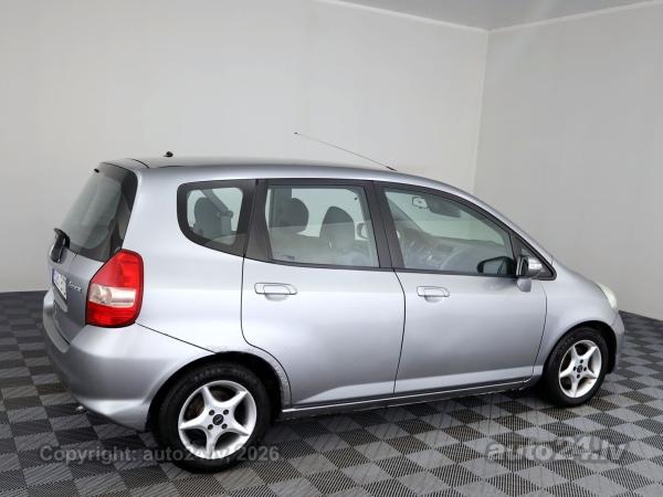 Pelēks Honda Jazz 2005 Tallina, ar dzinēja tilpumu 1.30 L un nobraukumu 174 tūkst. km par 799 €, foto 4 vietnē AUTOMOTO.COM.LV