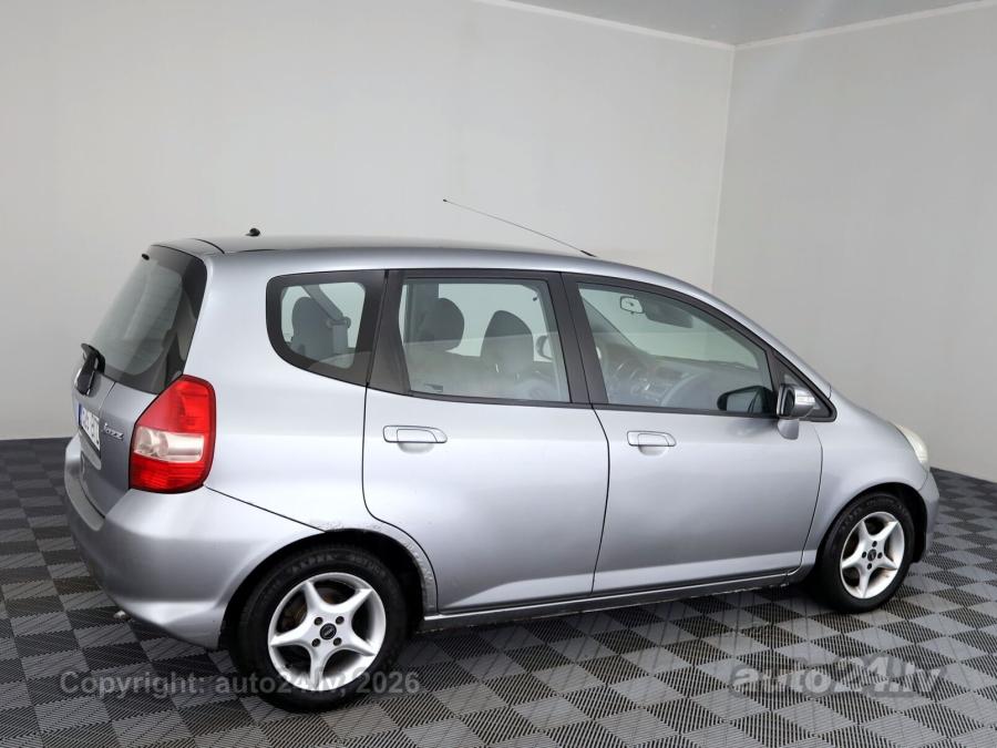 Grey Honda Jazz 2005 in Tallinn, with an engine capacity of 1.30 L and mileage of 174 thousand km for 799 €, photo 4 on AUTOMOTO.COM.LV
