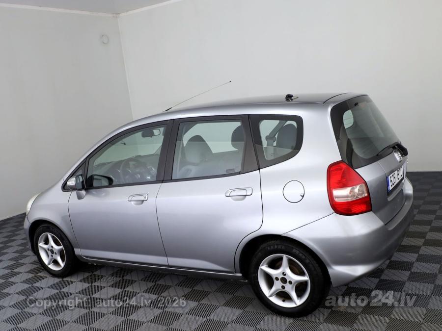 Grey Honda Jazz 2005 in Tallinn, with an engine capacity of 1.30 L and mileage of 174 thousand km for 799 €, photo 5 on AUTOMOTO.COM.LV