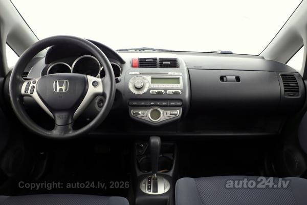 Pelēks Honda Jazz 2005 Tallina, ar dzinēja tilpumu 1.30 L un nobraukumu 174 tūkst. km par 799 €, foto 6 vietnē AUTOMOTO.COM.LV