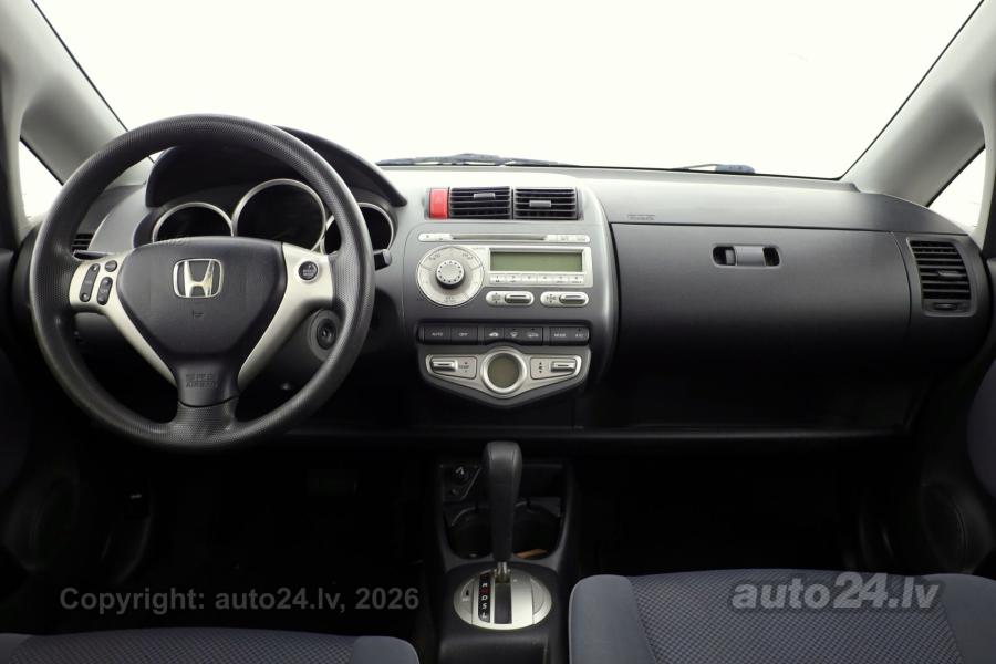 Grey Honda Jazz 2005 in Tallinn, with an engine capacity of 1.30 L and mileage of 174 thousand km for 799 €, photo 6 on AUTOMOTO.COM.LV