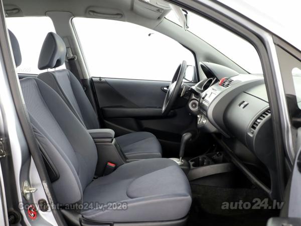 Pelēks Honda Jazz 2005 Tallina, ar dzinēja tilpumu 1.30 L un nobraukumu 174 tūkst. km par 799 €, foto 7 vietnē AUTOMOTO.COM.LV