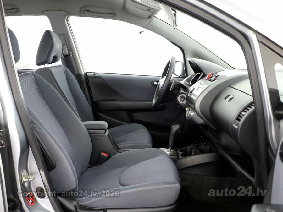Grey Honda Jazz 2005 in Tallinn, with an engine capacity of 1.30 L and mileage of 174 thousand km for 799 €, photo 7 on AUTOMOTO.COM.LV