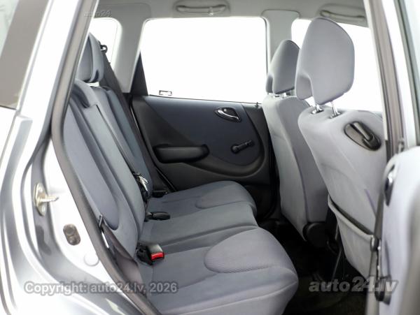 Pelēks Honda Jazz 2005 Tallina, ar dzinēja tilpumu 1.30 L un nobraukumu 174 tūkst. km par 799 €, foto 8 vietnē AUTOMOTO.COM.LV