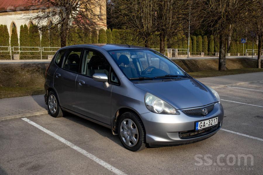 Pelēks Honda Jazz 2006 Ogre, ar dzinēja tilpumu 1.40 L un nobraukumu 133 tūkst. km par 4750 €, foto 1 vietnē AUTOMOTO.COM.LV