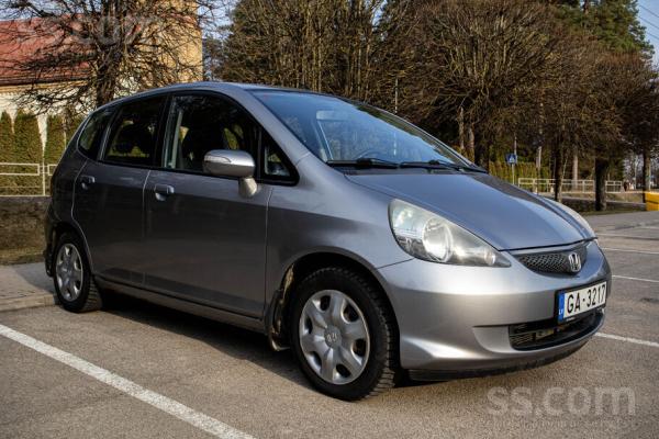 Pelēks Honda Jazz 2006 Ogre, ar dzinēja tilpumu 1.40 L un nobraukumu 133 tūkst. km par 4750 €, foto 4 vietnē AUTOMOTO.COM.LV
