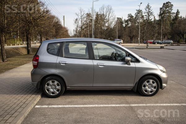 Pelēks Honda Jazz 2006 Ogre, ar dzinēja tilpumu 1.40 L un nobraukumu 133 tūkst. km par 4750 €, foto 5 vietnē AUTOMOTO.COM.LV