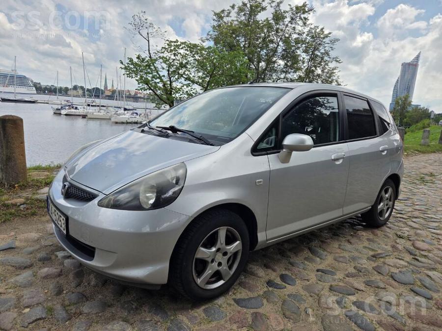 Pelēks Honda Jazz 2006 Rīga, ar dzinēja tilpumu 1.30 L un nobraukumu 175 tūkst. km par 500 €, foto 1 vietnē AUTOMOTO.COM.LV